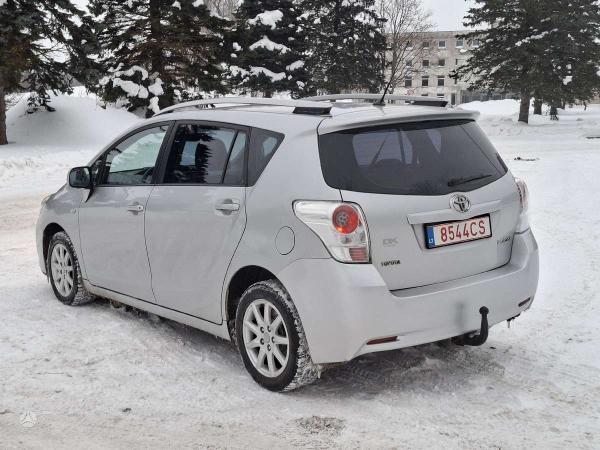 Pelēks Toyota Verso 2009 Plungė, ar dzinēja tilpumu 2.00 L un nobraukumu 310 tūkst. km par 3950 €, foto 3 vietnē AUTOMOTO.COM.LV