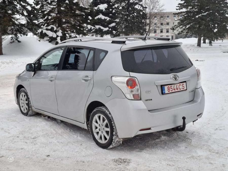Pelēks Toyota Verso 2009 Plungė, ar dzinēja tilpumu 2.00 L un nobraukumu 310 tūkst. km par 3950 €, foto 3 vietnē AUTOMOTO.COM.LV