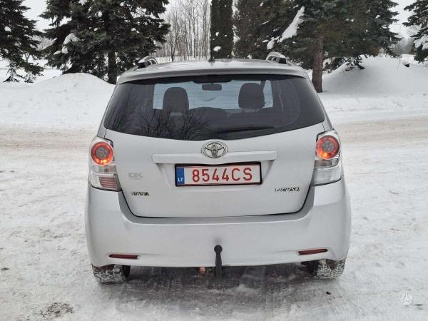Pelēks Toyota Verso 2009 Plungė, ar dzinēja tilpumu 2.00 L un nobraukumu 310 tūkst. km par 3950 €, foto 4 vietnē AUTOMOTO.COM.LV