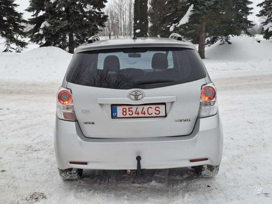 Pelēks Toyota Verso 2009 Plungė, ar dzinēja tilpumu 2.00 L un nobraukumu 310 tūkst. km par 3950 €, foto 4 vietnē AUTOMOTO.COM.LV