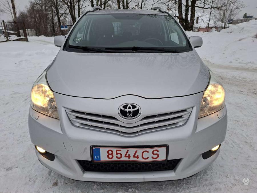 Pelēks Toyota Verso 2009 Plungė, ar dzinēja tilpumu 2.00 L un nobraukumu 310 tūkst. km par 3950 €, foto 8 vietnē AUTOMOTO.COM.LV