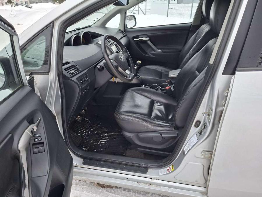 Pelēks Toyota Verso 2009 Plungė, ar dzinēja tilpumu 2.00 L un nobraukumu 310 tūkst. km par 3950 €, foto 16 vietnē AUTOMOTO.COM.LV