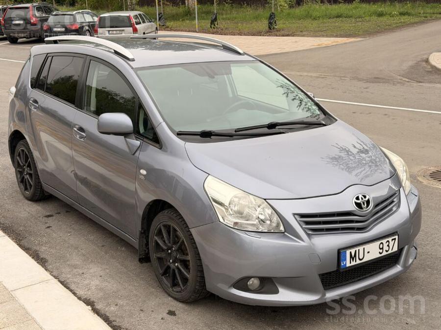 Grey Toyota Verso 2009 in Riga, with an engine capacity of 2.20 L and mileage of 281 thousand km for 2400 €, photo 1 on AUTOMOTO.COM.LV