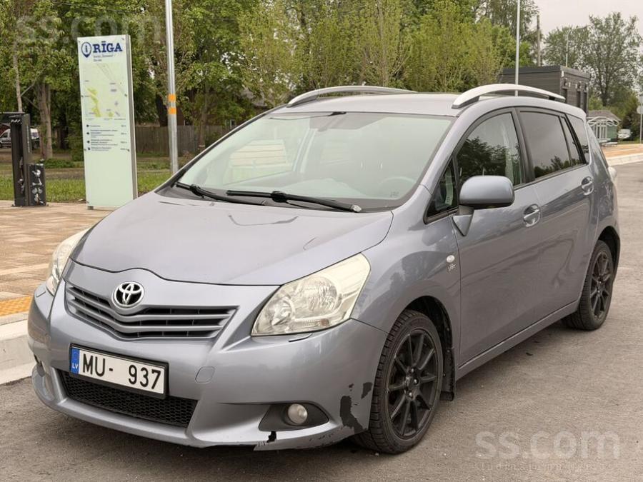 Grey Toyota Verso 2009 in Riga, with an engine capacity of 2.20 L and mileage of 281 thousand km for 2400 €, photo 4 on AUTOMOTO.COM.LV