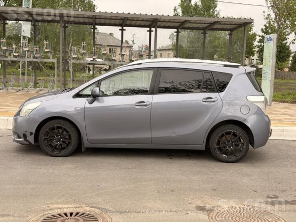 Pelēks Toyota Verso 2009 Rīga, ar dzinēja tilpumu 2.20 L un nobraukumu 281 tūkst. km par 2400 €, foto 5 vietnē AUTOMOTO.COM.LV