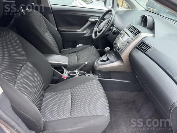 Pelēks Toyota Verso 2009 Rīga, ar dzinēja tilpumu 2.20 L un nobraukumu 281 tūkst. km par 2400 €, foto 9 vietnē AUTOMOTO.COM.LV