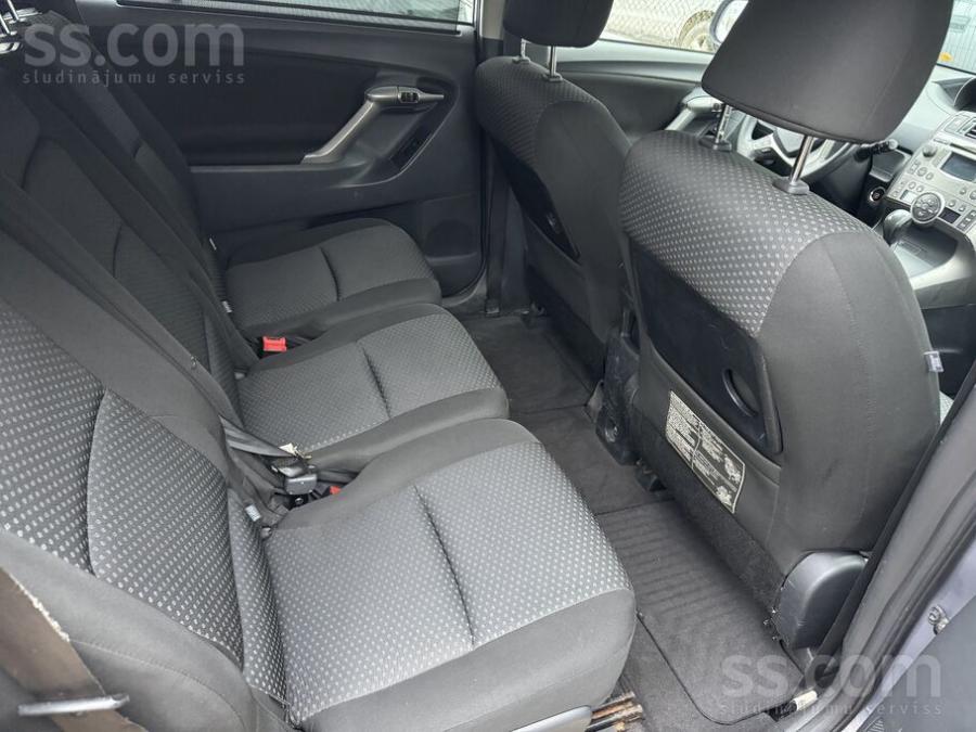 Grey Toyota Verso 2009 in Riga, with an engine capacity of 2.20 L and mileage of 281 thousand km for 2400 €, photo 12 on AUTOMOTO.COM.LV