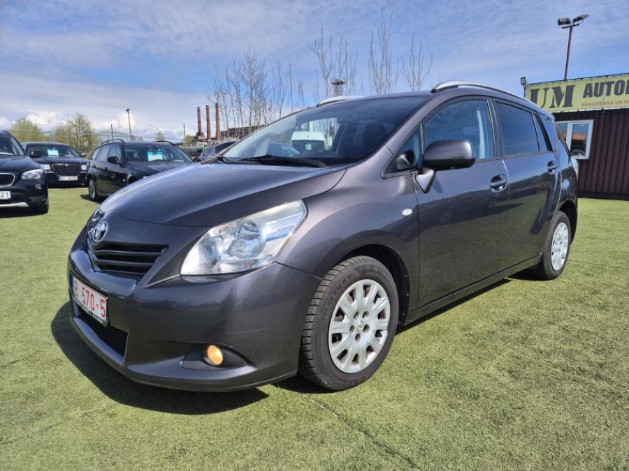 Pelēks Toyota Verso 2009 Rīga, ar dzinēja tilpumu 2.00 L un nobraukumu 198 tūkst. km par 4900 €, foto 1 vietnē AUTOMOTO.COM.LV