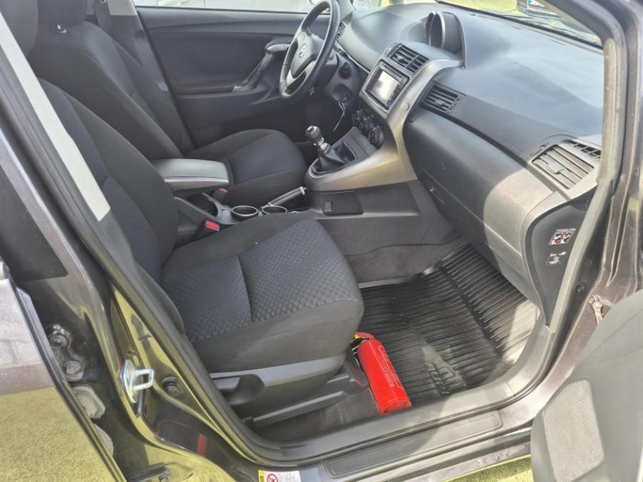 Pelēks Toyota Verso 2009 Rīga, ar dzinēja tilpumu 2.00 L un nobraukumu 198 tūkst. km par 4900 €, foto 3 vietnē AUTOMOTO.COM.LV