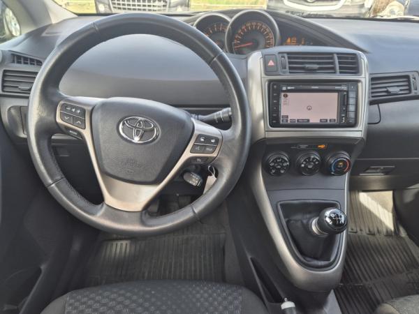 Pelēks Toyota Verso 2009 Rīga, ar dzinēja tilpumu 2.00 L un nobraukumu 198 tūkst. km par 4900 €, foto 5 vietnē AUTOMOTO.COM.LV