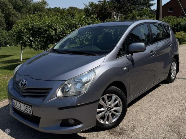 Grey Toyota Verso 2009 in Alytus, with an engine capacity of 2.00 L and mileage of 324 thousand km for 3750 €, photo 1 on AUTOMOTO.COM.LV