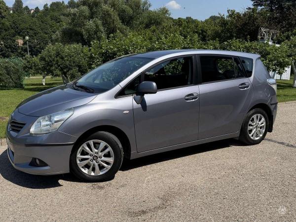 Grey Toyota Verso 2009 in Alytus, with an engine capacity of 2.00 L and mileage of 324 thousand km for 3750 €, photo 4 on AUTOMOTO.COM.LV