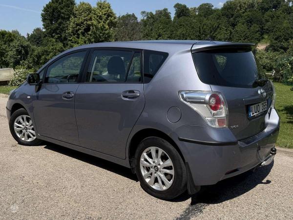Pelēks Toyota Verso 2009 Alīta, ar dzinēja tilpumu 2.00 L un nobraukumu 324 tūkst. km par 3750 €, foto 5 vietnē AUTOMOTO.COM.LV