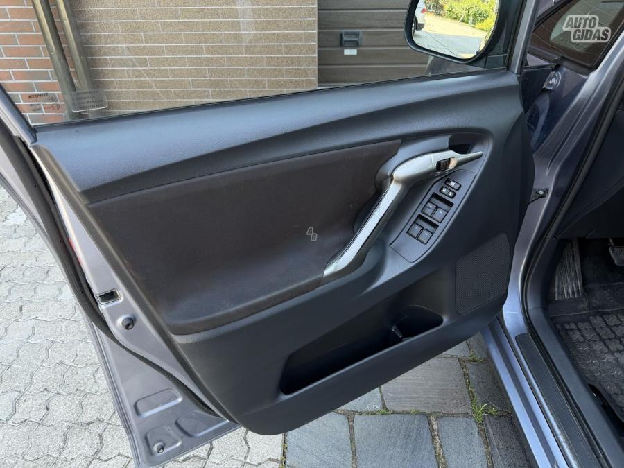 Pelēks Toyota Verso 2009 Alīta, ar dzinēja tilpumu 2.00 L un nobraukumu 324 tūkst. km par 3750 €, foto 18 vietnē AUTOMOTO.COM.LV