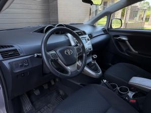 Pelēks Toyota Verso 2009 Alīta, ar dzinēja tilpumu 2.00 L un nobraukumu 324 tūkst. km par 3750 €, foto 21 vietnē AUTOMOTO.COM.LV