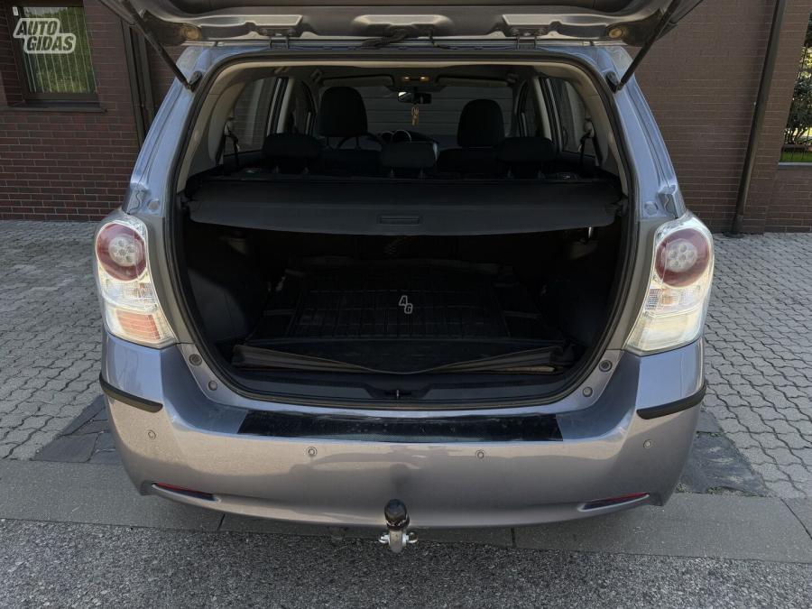 Pelēks Toyota Verso 2009 Alīta, ar dzinēja tilpumu 2.00 L un nobraukumu 324 tūkst. km par 3750 €, foto 23 vietnē AUTOMOTO.COM.LV