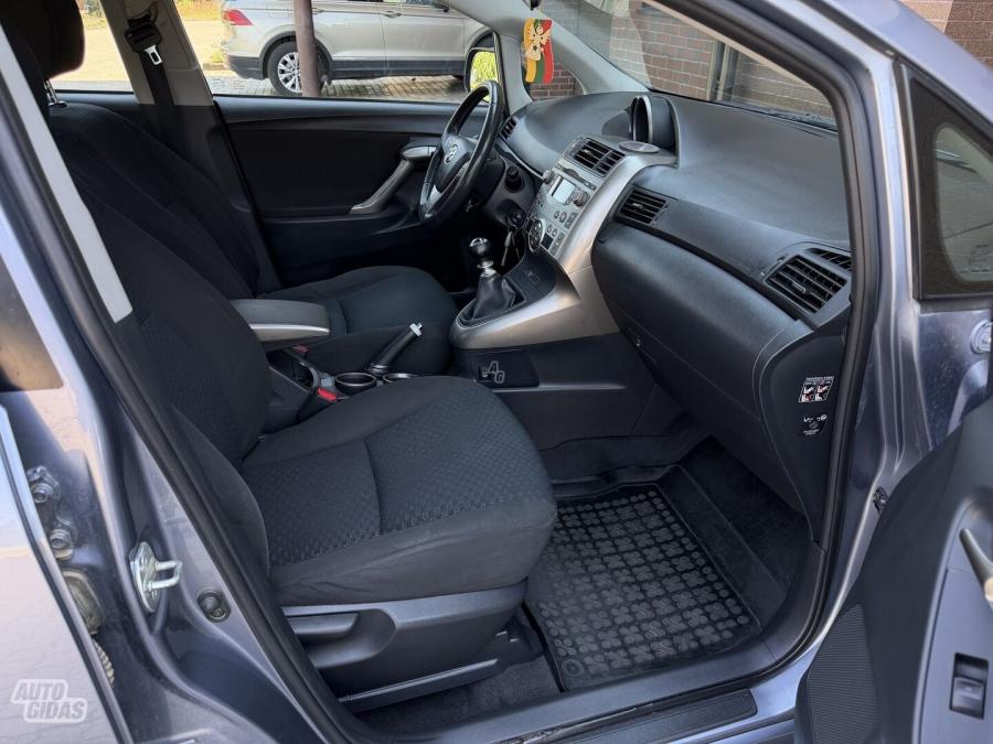 Pelēks Toyota Verso 2009 Alīta, ar dzinēja tilpumu 2.00 L un nobraukumu 324 tūkst. km par 3750 €, foto 25 vietnē AUTOMOTO.COM.LV