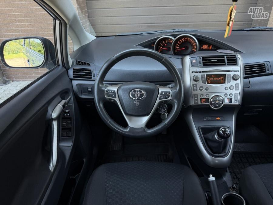 Pelēks Toyota Verso 2009 Alīta, ar dzinēja tilpumu 2.00 L un nobraukumu 324 tūkst. km par 3750 €, foto 27 vietnē AUTOMOTO.COM.LV
