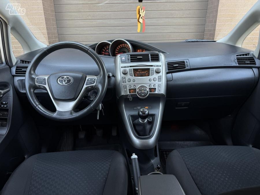 Pelēks Toyota Verso 2009 Alīta, ar dzinēja tilpumu 2.00 L un nobraukumu 324 tūkst. km par 3750 €, foto 29 vietnē AUTOMOTO.COM.LV