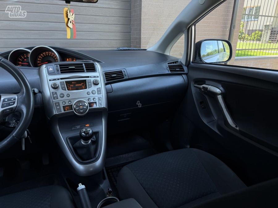 Pelēks Toyota Verso 2009 Alīta, ar dzinēja tilpumu 2.00 L un nobraukumu 324 tūkst. km par 3750 €, foto 30 vietnē AUTOMOTO.COM.LV
