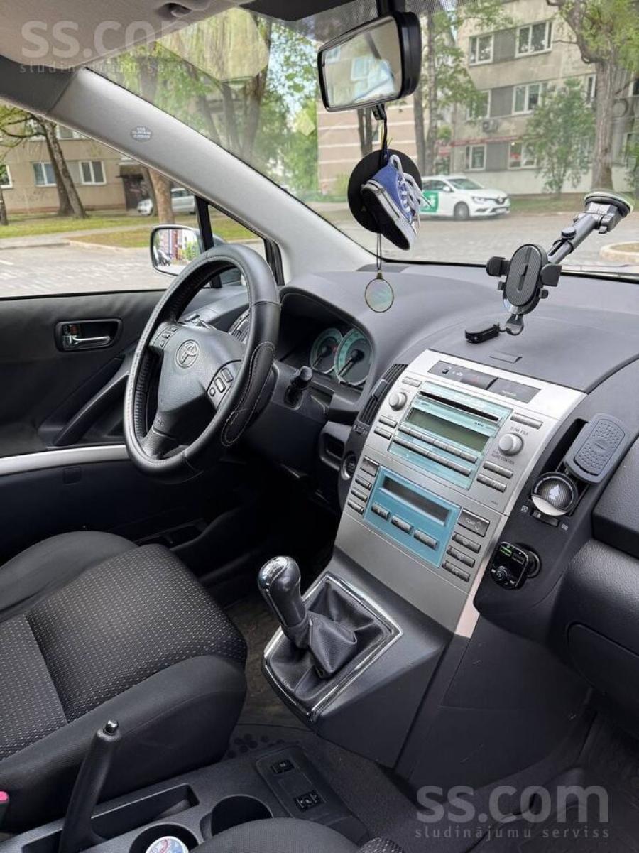 Grey Toyota Verso 2009 in Riga, with an engine capacity of 2.20 L and mileage of 220 thousand km for 5000 €, photo 8 on AUTOMOTO.COM.LV