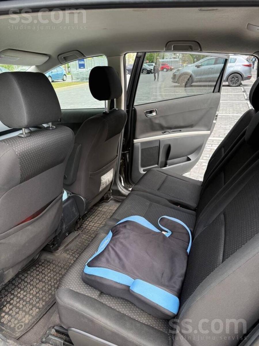 Grey Toyota Verso 2009 in Riga, with an engine capacity of 2.20 L and mileage of 220 thousand km for 5000 €, photo 9 on AUTOMOTO.COM.LV