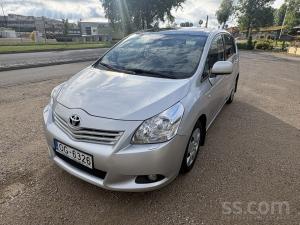 Pelēks Toyota Verso 2009 Cēsis, ar dzinēja tilpumu 2.00 L un nobraukumu 450 tūkst. km par 2600 €, foto  vietnē AUTOMOTO.COM.LV