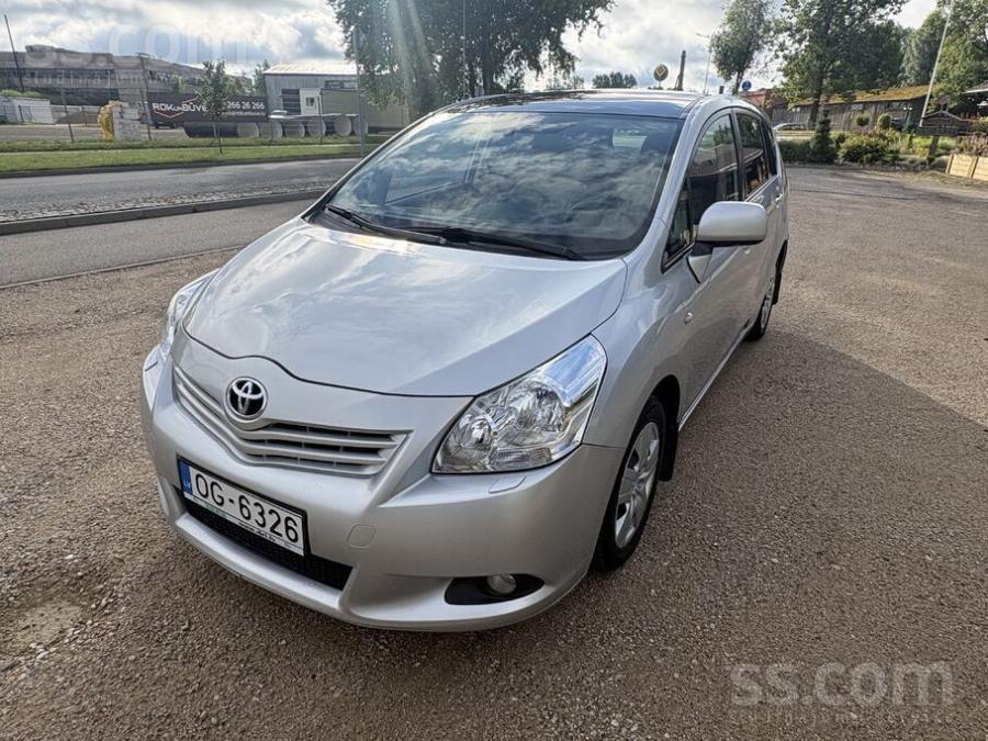 Grey Toyota Verso 2009 in Cesis, with an engine capacity of 2.00 L and mileage of 450 thousand km for 2600 €, photo 1 on AUTOMOTO.COM.LV