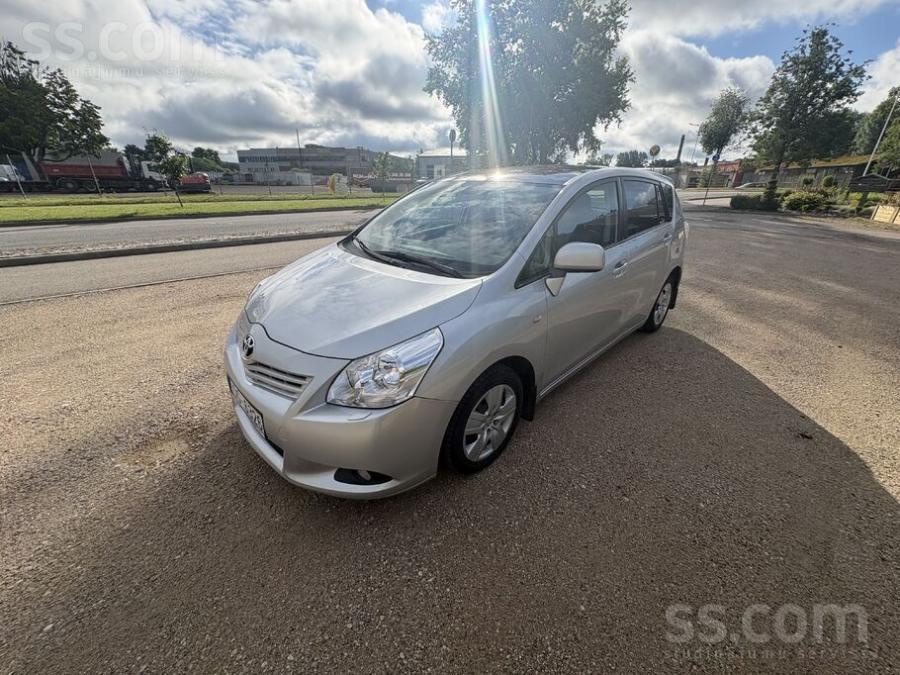 Grey Toyota Verso 2009 in Cesis, with an engine capacity of 2.00 L and mileage of 450 thousand km for 2600 €, photo 5 on AUTOMOTO.COM.LV
