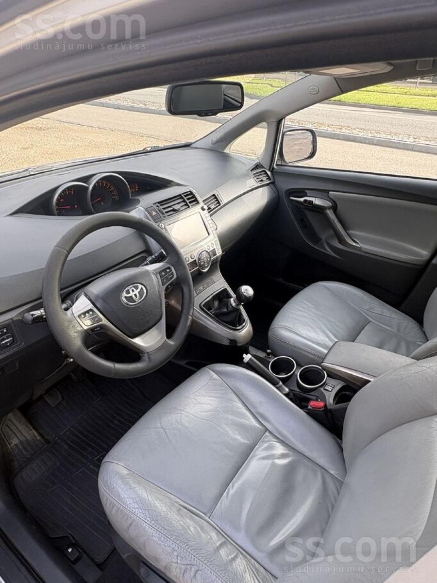 Grey Toyota Verso 2009 in Cesis, with an engine capacity of 2.00 L and mileage of 450 thousand km for 2600 €, photo 8 on AUTOMOTO.COM.LV