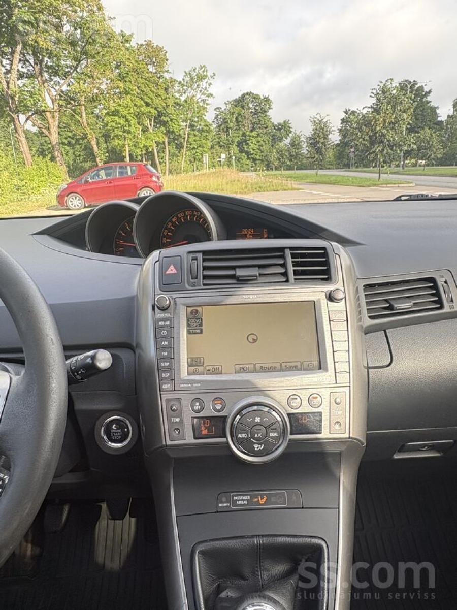 Grey Toyota Verso 2009 in Cesis, with an engine capacity of 2.00 L and mileage of 450 thousand km for 2600 €, photo 9 on AUTOMOTO.COM.LV