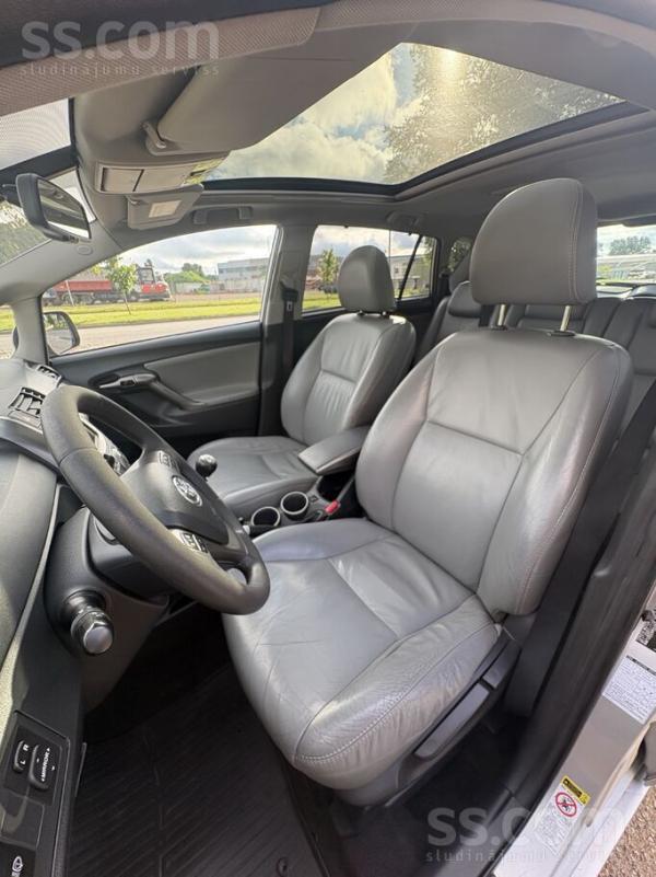 Pelēks Toyota Verso 2009 Cēsis, ar dzinēja tilpumu 2.00 L un nobraukumu 450 tūkst. km par 2600 €, foto 10 vietnē AUTOMOTO.COM.LV