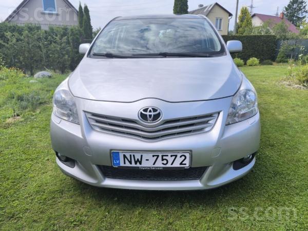 Grey Toyota Verso 2009 in Daugavpils, with an engine capacity of 2.00 L and mileage of 279 thousand km for 3350 €, photo 1 on AUTOMOTO.COM.LV