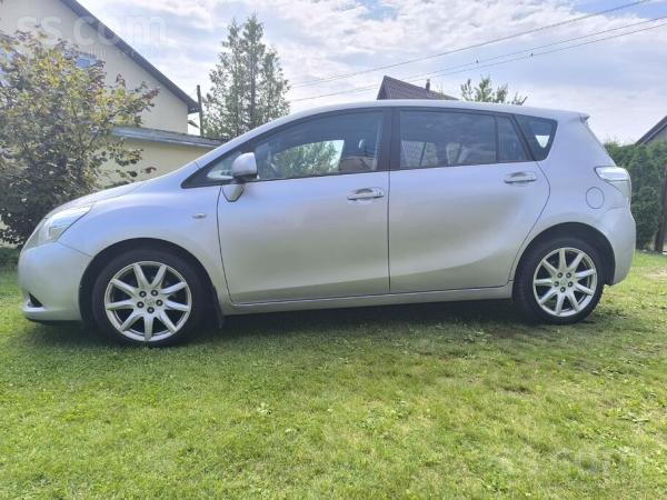 Grey Toyota Verso 2009 in Daugavpils, with an engine capacity of 2.00 L and mileage of 279 thousand km for 3350 €, photo 5 on AUTOMOTO.COM.LV
