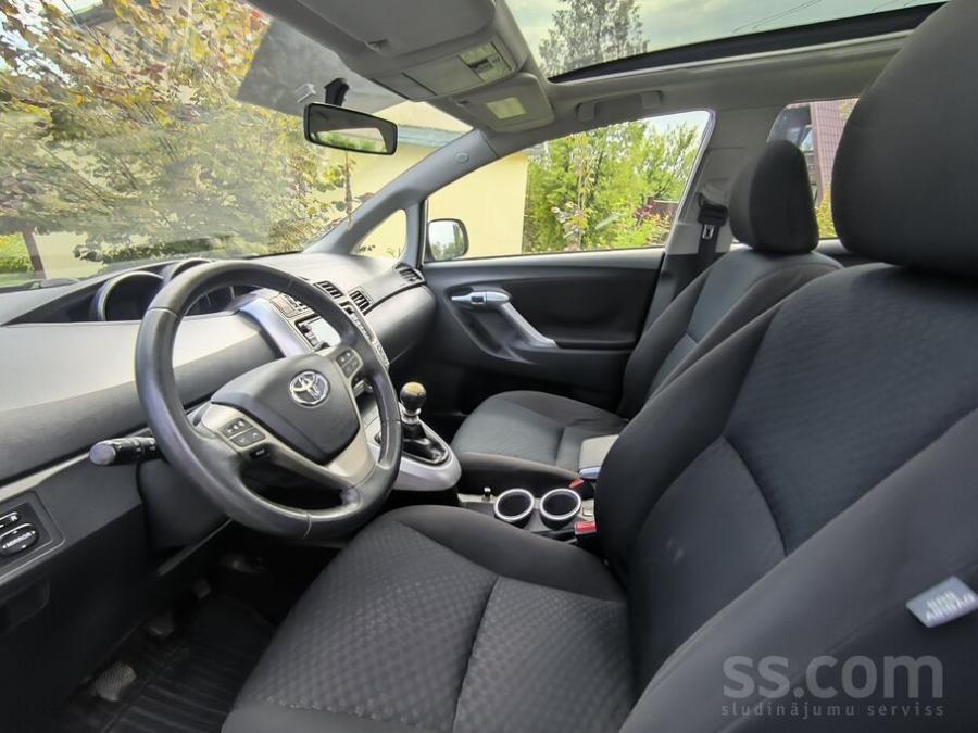 Pelēks Toyota Verso 2009 Daugavpils, ar dzinēja tilpumu 2.00 L un nobraukumu 279 tūkst. km par 3350 €, foto 24 vietnē AUTOMOTO.COM.LV