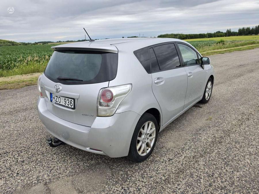 Grey Toyota Verso 2009 in Siauliai, with an engine capacity of 2.00 L and mileage of 345 thousand km for 2550 €, photo 3 on AUTOMOTO.COM.LV