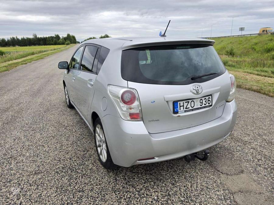 Grey Toyota Verso 2009 in Siauliai, with an engine capacity of 2.00 L and mileage of 345 thousand km for 2550 €, photo 4 on AUTOMOTO.COM.LV