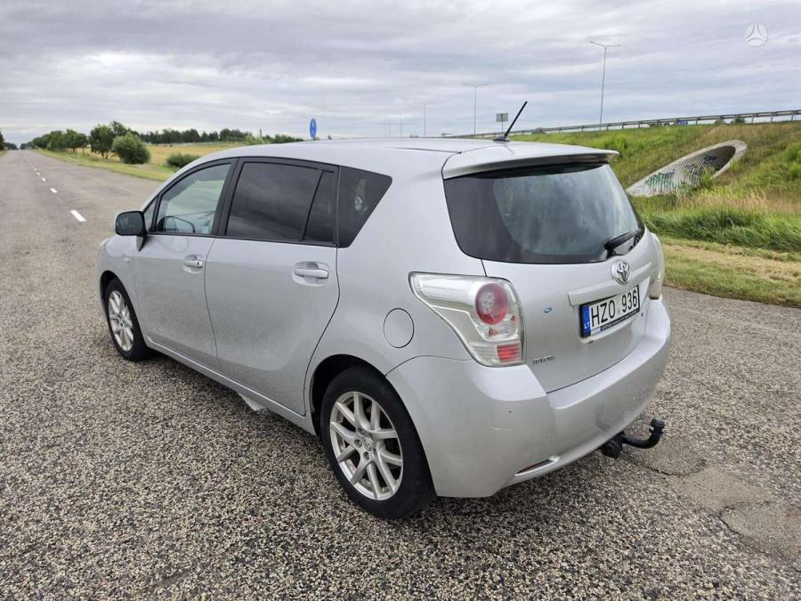 Grey Toyota Verso 2009 in Siauliai, with an engine capacity of 2.00 L and mileage of 345 thousand km for 2550 €, photo 5 on AUTOMOTO.COM.LV