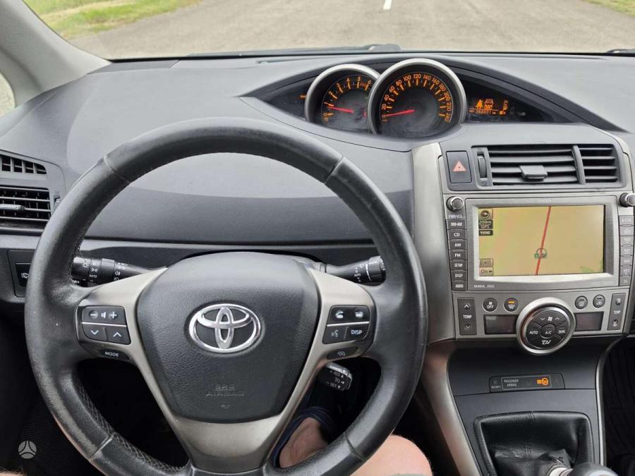Grey Toyota Verso 2009 in Siauliai, with an engine capacity of 2.00 L and mileage of 345 thousand km for 2550 €, photo 8 on AUTOMOTO.COM.LV