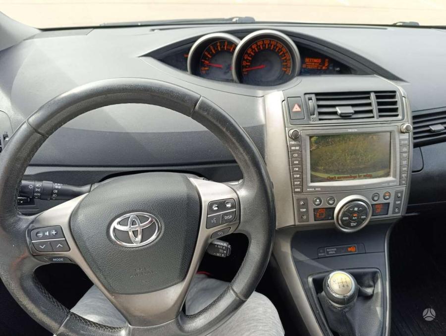 Grey Toyota Verso 2009 in Siauliai, with an engine capacity of 2.00 L and mileage of 345 thousand km for 2550 €, photo 12 on AUTOMOTO.COM.LV