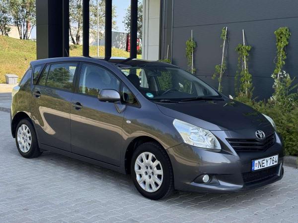 Pelēks Toyota Verso 2009 Viļņa, ar dzinēja tilpumu 2.00 L un nobraukumu 286 tūkst. km par 3800 €, foto 1 vietnē AUTOMOTO.COM.LV