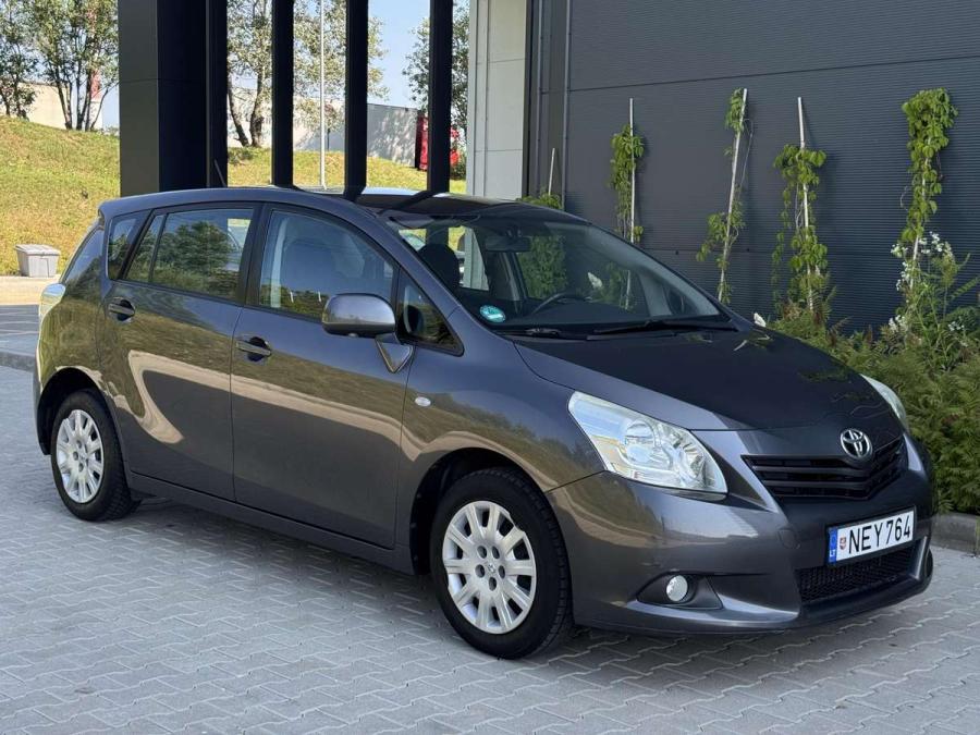 Grey Toyota Verso 2009 in Vilnius, with an engine capacity of 2.00 L and mileage of 286 thousand km for 3800 €, photo 1 on AUTOMOTO.COM.LV