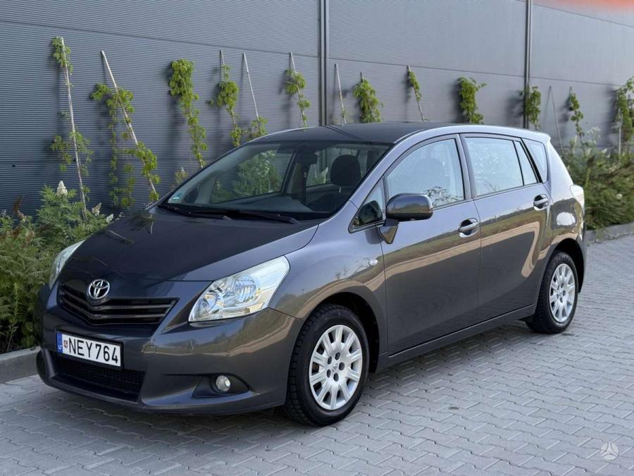 Grey Toyota Verso 2009 in Vilnius, with an engine capacity of 2.00 L and mileage of 286 thousand km for 3800 €, photo 3 on AUTOMOTO.COM.LV
