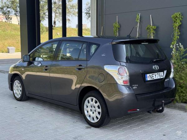 Pelēks Toyota Verso 2009 Viļņa, ar dzinēja tilpumu 2.00 L un nobraukumu 286 tūkst. km par 3800 €, foto 3 vietnē AUTOMOTO.COM.LV