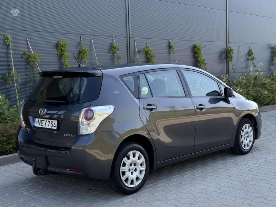 Grey Toyota Verso 2009 in Vilnius, with an engine capacity of 2.00 L and mileage of 286 thousand km for 3800 €, photo 5 on AUTOMOTO.COM.LV