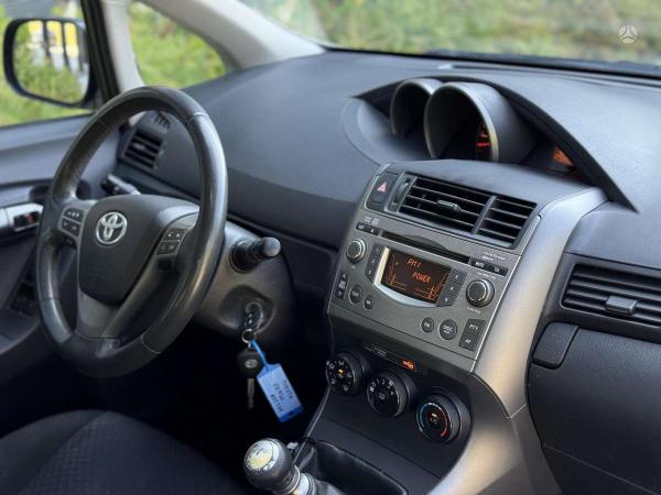 Pelēks Toyota Verso 2009 Viļņa, ar dzinēja tilpumu 2.00 L un nobraukumu 286 tūkst. km par 3800 €, foto 7 vietnē AUTOMOTO.COM.LV