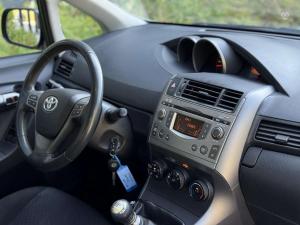 Grey Toyota Verso 2009 in Vilnius, with an engine capacity of 2.00 L and mileage of 286 thousand km for 3800 €, photo 8 on AUTOMOTO.COM.LV