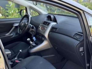 Grey Toyota Verso 2009 in Vilnius, with an engine capacity of 2.00 L and mileage of 286 thousand km for 3800 €, photo 9 on AUTOMOTO.COM.LV