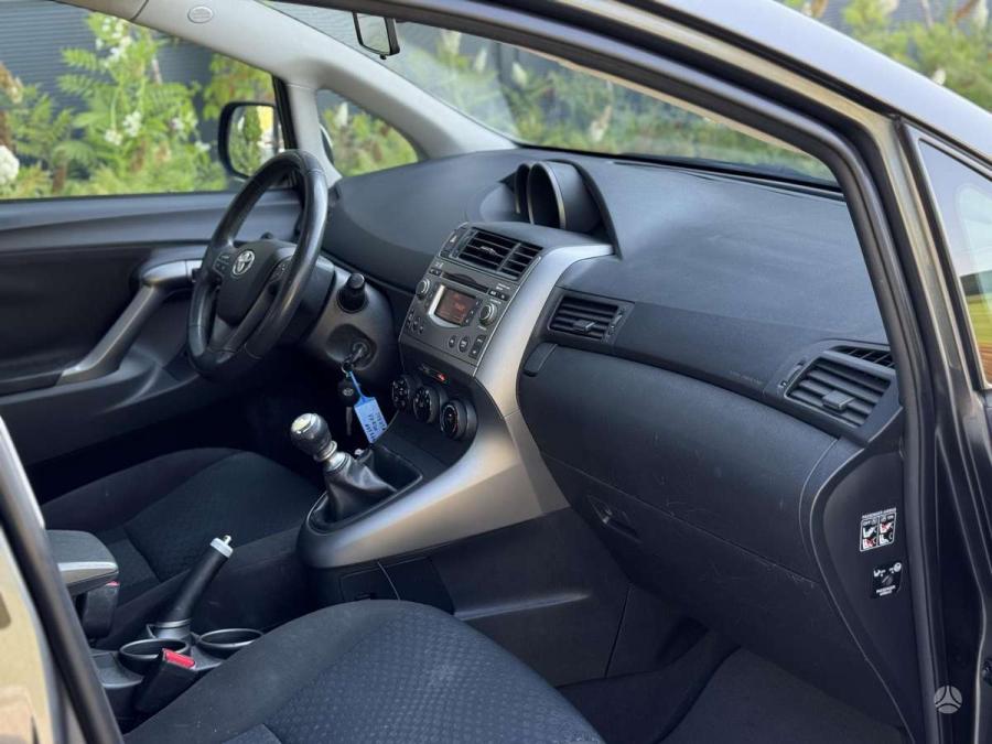 Grey Toyota Verso 2009 in Vilnius, with an engine capacity of 2.00 L and mileage of 286 thousand km for 3800 €, photo 9 on AUTOMOTO.COM.LV