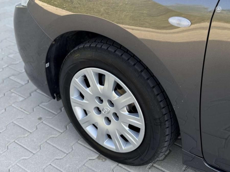 Grey Toyota Verso 2009 in Vilnius, with an engine capacity of 2.00 L and mileage of 286 thousand km for 3800 €, photo 12 on AUTOMOTO.COM.LV